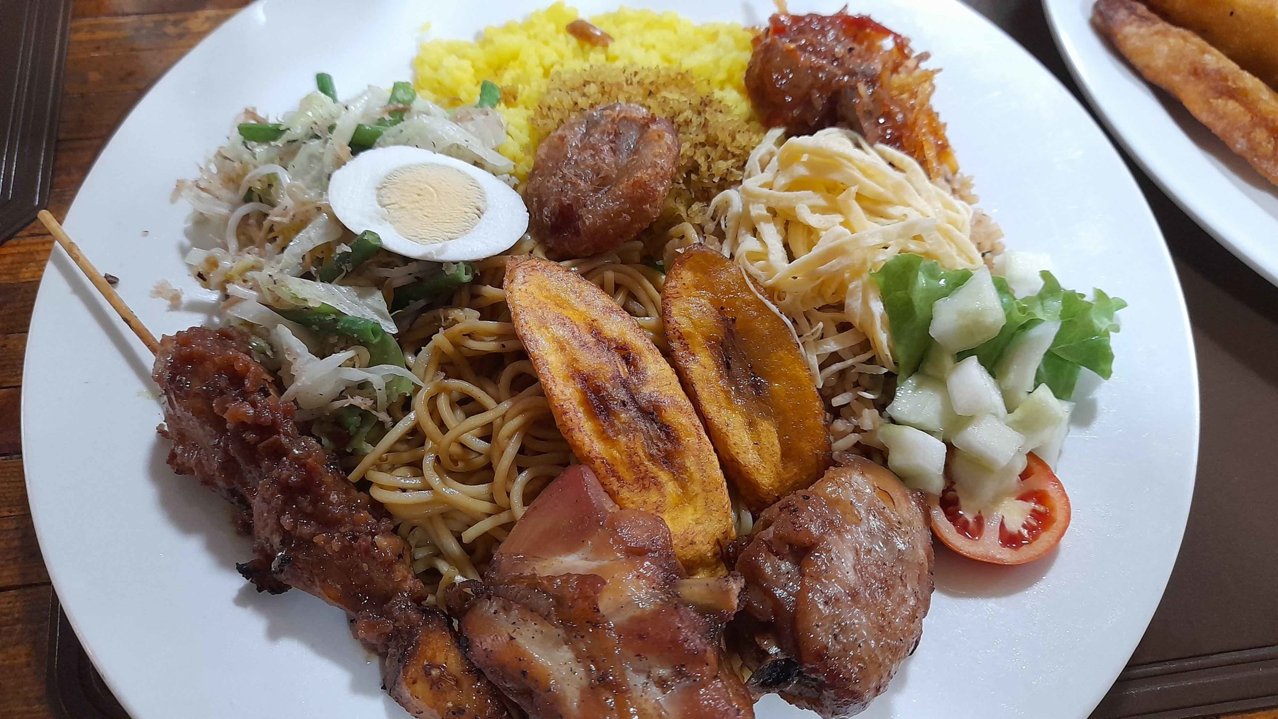 De kracht van de Surinaamse keuken · Uitgeverij Van Oorschot