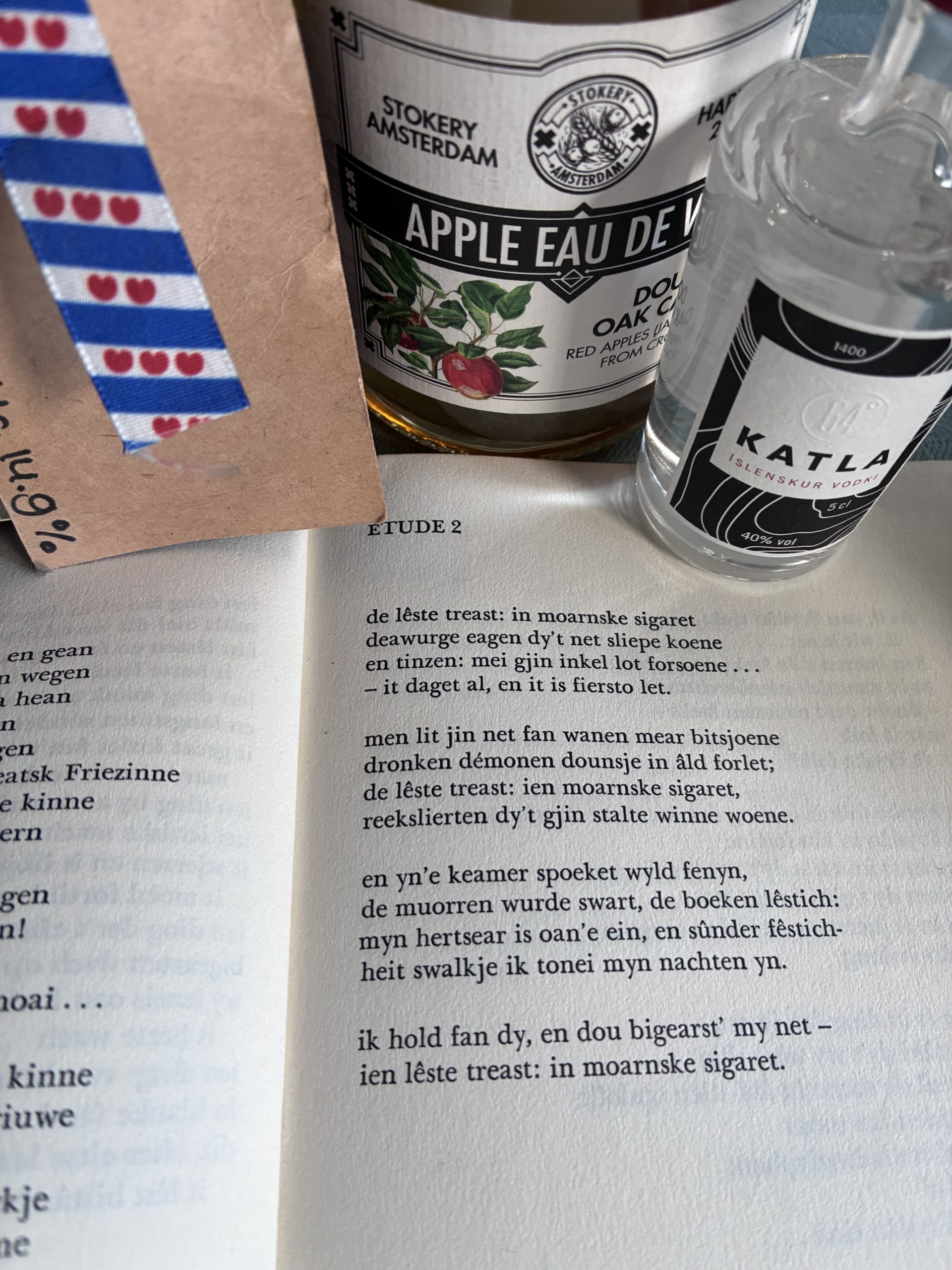 Een vroege sigaret · Uitgeverij Van Oorschot